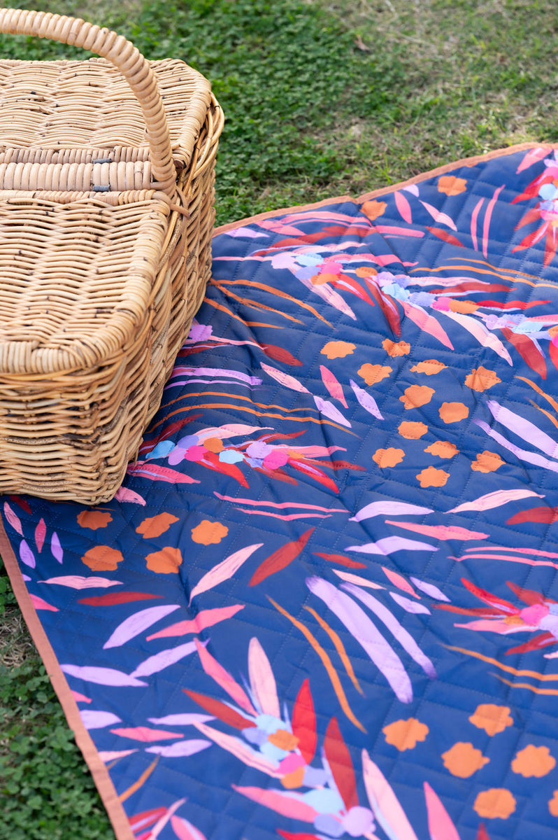 Pik•Nik Australia | Machine Washable picnic rug | Wind pegs included